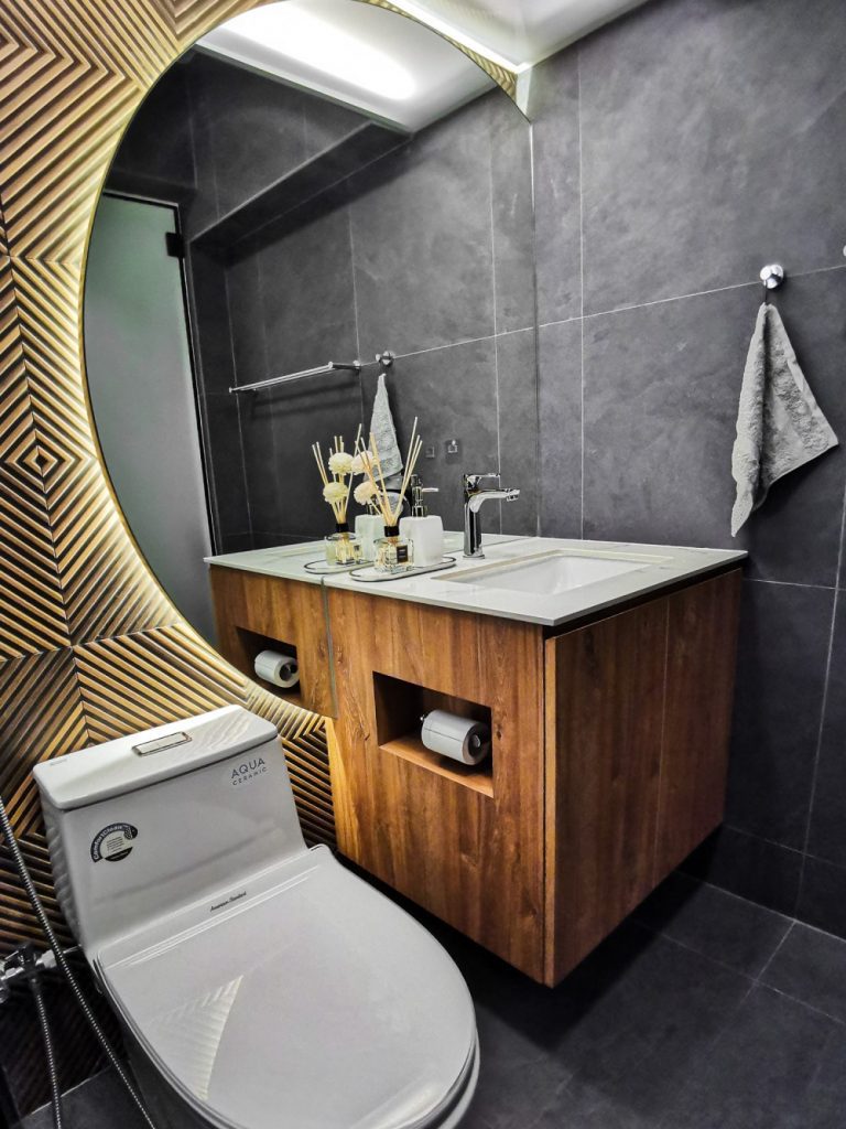 contemporary bathroom with homogeneous tiles and mirror - Hometrust