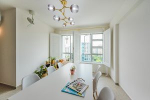 country living room with homogeneous tiles and bay window - Hometrust